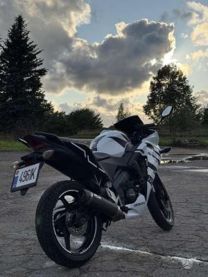 White Honda Cbr 2012 in Plunge, with an engine capacity of 0.13 L and mileage of 54 thousand km for 1460 €, photo 5 on AUTOMOTO.COM.LV