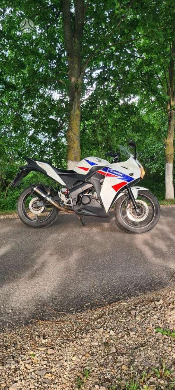 White Honda Cbr 2014 in Panevezys, with an engine capacity of 0.13 L and mileage of 35 thousand km for 1600 €, photo 1 on AUTOMOTO.COM.LV