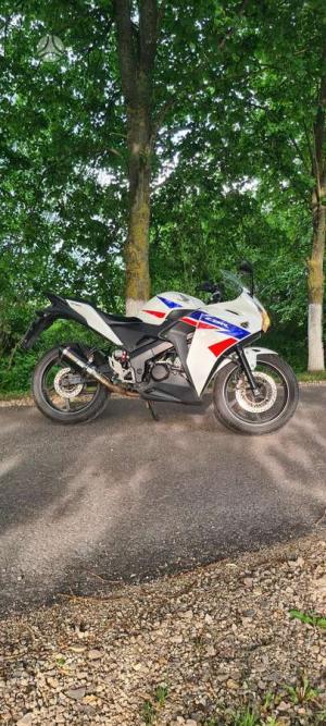 Белый Хонда Cbr 2014 в Паневежис, объемом двигателя 0.13 л и пробегом 35 тыс. км за 1600 €, фото  на AUTOMOTO.COM.LV