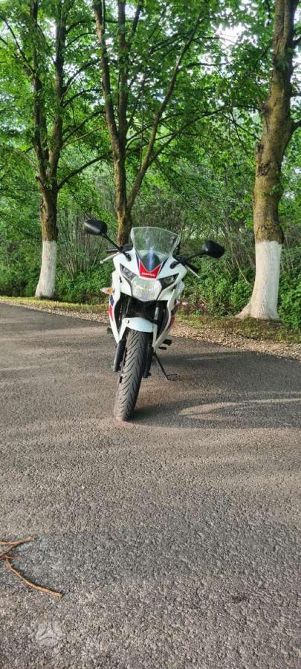 White Honda Cbr 2014 in Panevezys, with an engine capacity of 0.13 L and mileage of 35 thousand km for 1600 €, photo 6 on AUTOMOTO.COM.LV