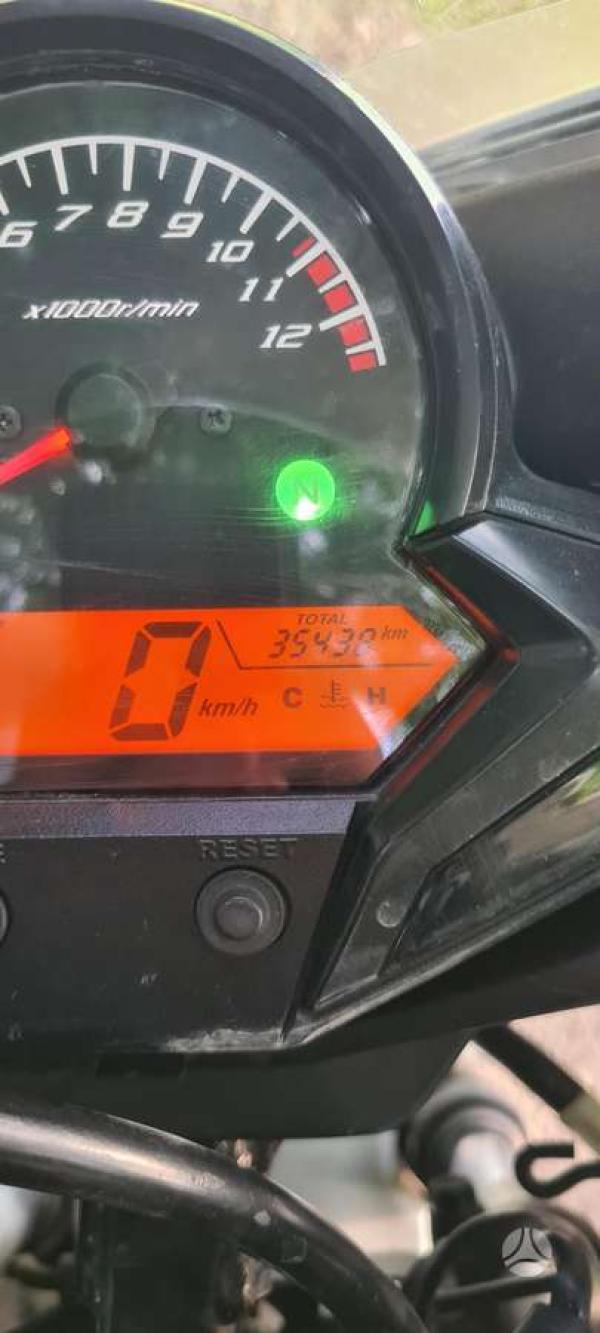 White Honda Cbr 2014 in Panevezys, with an engine capacity of 0.13 L and mileage of 35 thousand km for 1600 €, photo 7 on AUTOMOTO.COM.LV