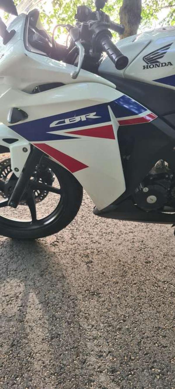 White Honda Cbr 2014 in Panevezys, with an engine capacity of 0.13 L and mileage of 35 thousand km for 1600 €, photo 8 on AUTOMOTO.COM.LV