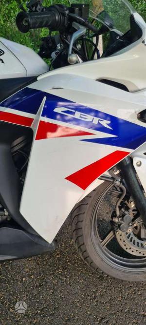 White Honda Cbr 2014 in Panevezys, with an engine capacity of 0.13 L and mileage of 35 thousand km for 1600 €, photo 9 on AUTOMOTO.COM.LV