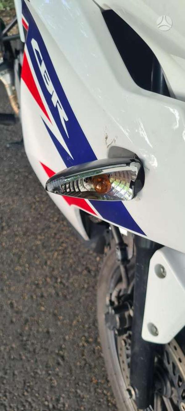 White Honda Cbr 2014 in Panevezys, with an engine capacity of 0.13 L and mileage of 35 thousand km for 1600 €, photo 10 on AUTOMOTO.COM.LV