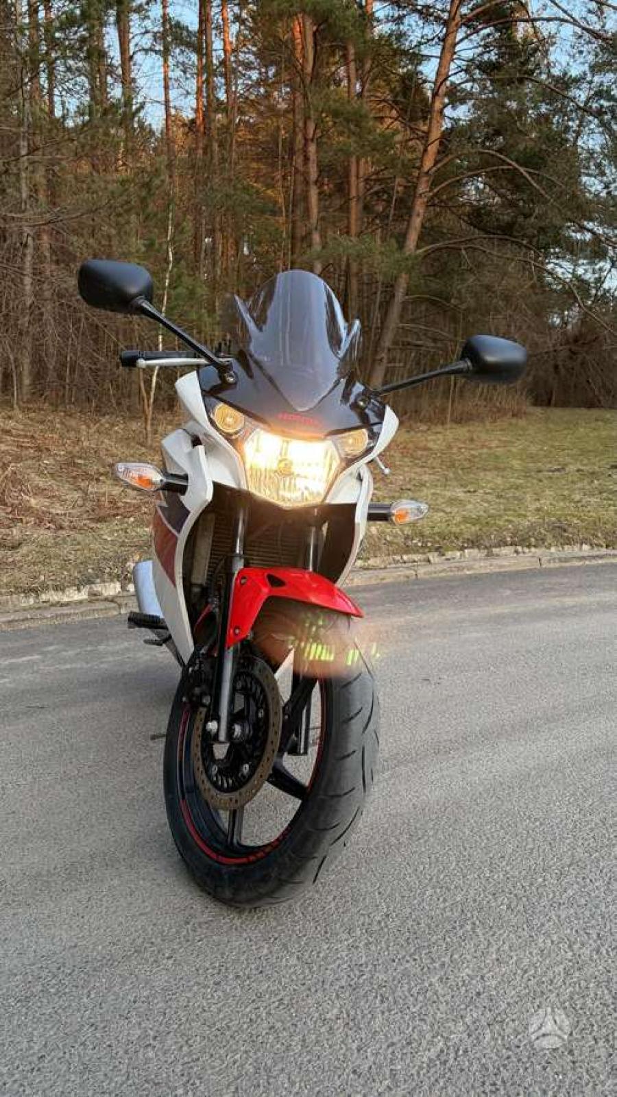 Белый Хонда Cbr 2015 в Вильнюс, объемом двигателя 0.13 л и пробегом 56 тыс. км за 1300 €, фото 1 на AUTOMOTO.COM.LV