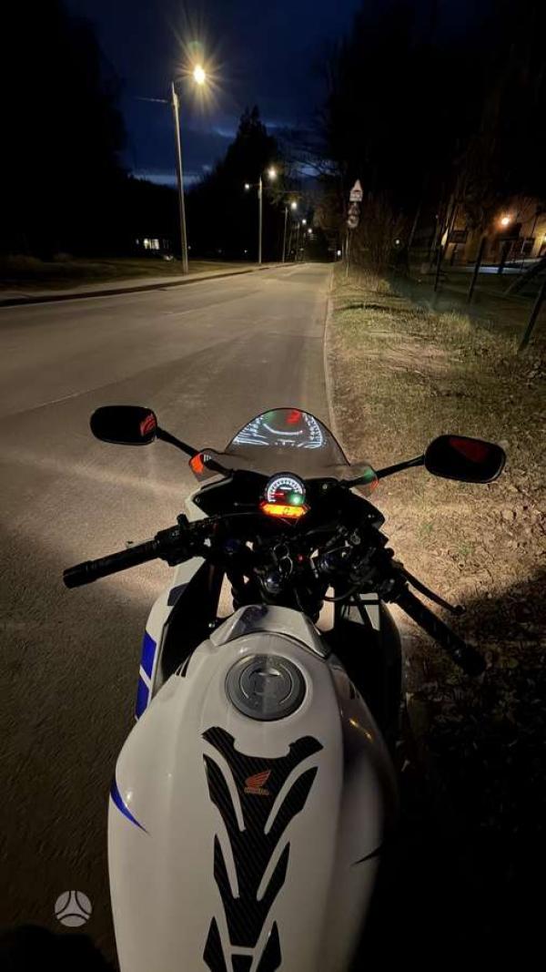 Белый Хонда Cbr 2015 в Вильнюс, объемом двигателя 0.13 л и пробегом 56 тыс. км за 1300 €, фото 3 на AUTOMOTO.COM.LV