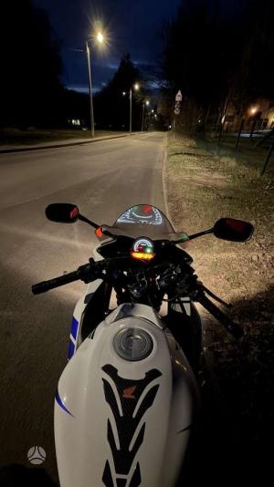 Белый Хонда Cbr 2015 в Вильнюс, объемом двигателя 0.13 л и пробегом 56 тыс. км за 1300 €, фото 4 на AUTOMOTO.COM.LV