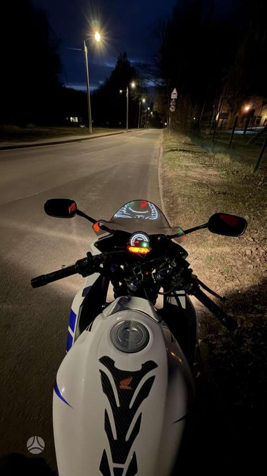 Белый Хонда Cbr 2015 в Вильнюс, объемом двигателя 0.13 л и пробегом 56 тыс. км за 1300 €, фото 4 на AUTOMOTO.COM.LV