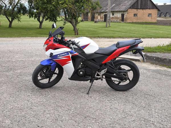 Balts Honda Cbr 2015 Pakruojis, ar dzinēja tilpumu 0.13 L un nobraukumu 24 tūkst. km par 1200 €, foto 1 vietnē AUTOMOTO.COM.LV