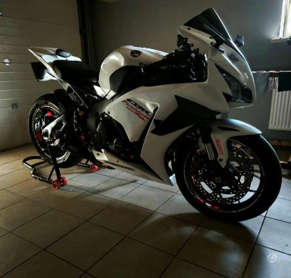 Balts Honda Cbr 2016 Kauņa, ar dzinēja tilpumu 1.00 L un nobraukumu 28 tūkst. km par 7600 €, foto 4 vietnē AUTOMOTO.COM.LV