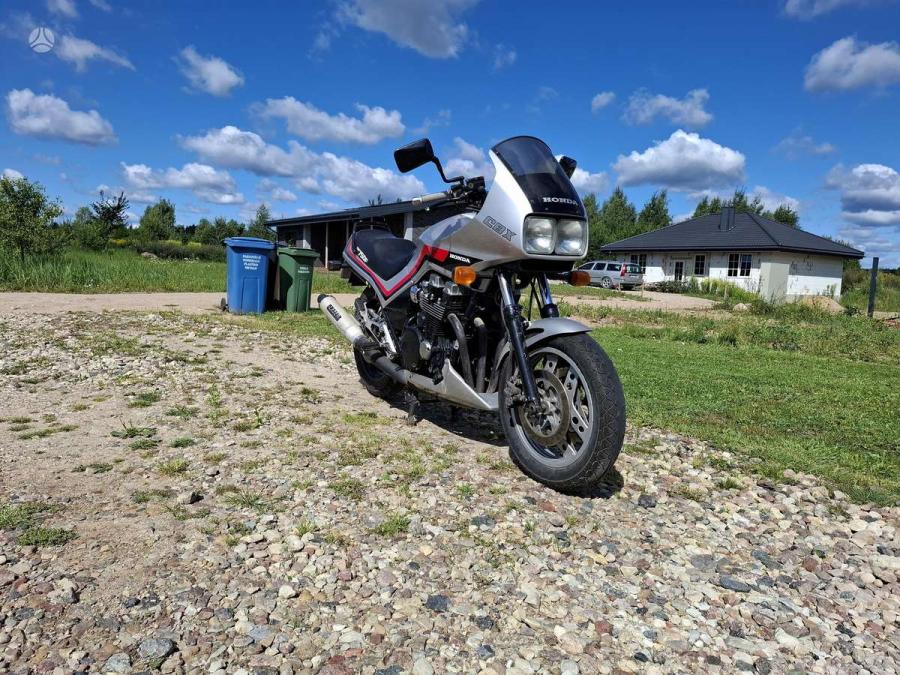 Honda CBX 1984 Viļņa, ar dzinēja tilpumu 0.75 L un nobraukumu 60 tūkst. km par 1200 €, foto 1 vietnē AUTOMOTO.COM.LV