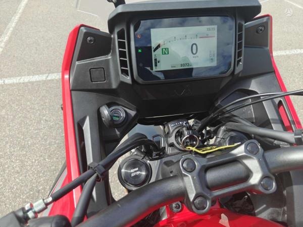Red Honda CBX 2024 in Vilnius, with an engine capacity of 0.50 L and mileage of 8 thousand km for 5500 €, photo 2 on AUTOMOTO.COM.LV