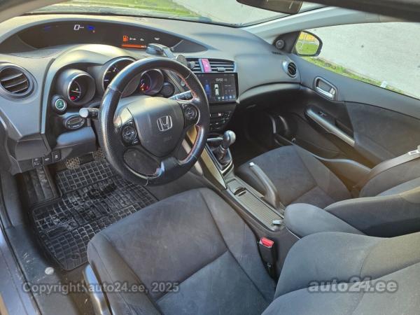 Beige Honda Civic 2013 in Viljandi, with an engine capacity of 1.60 L and mileage of 329 thousand km for 5200 €, photo 11 on AUTOMOTO.COM.LV