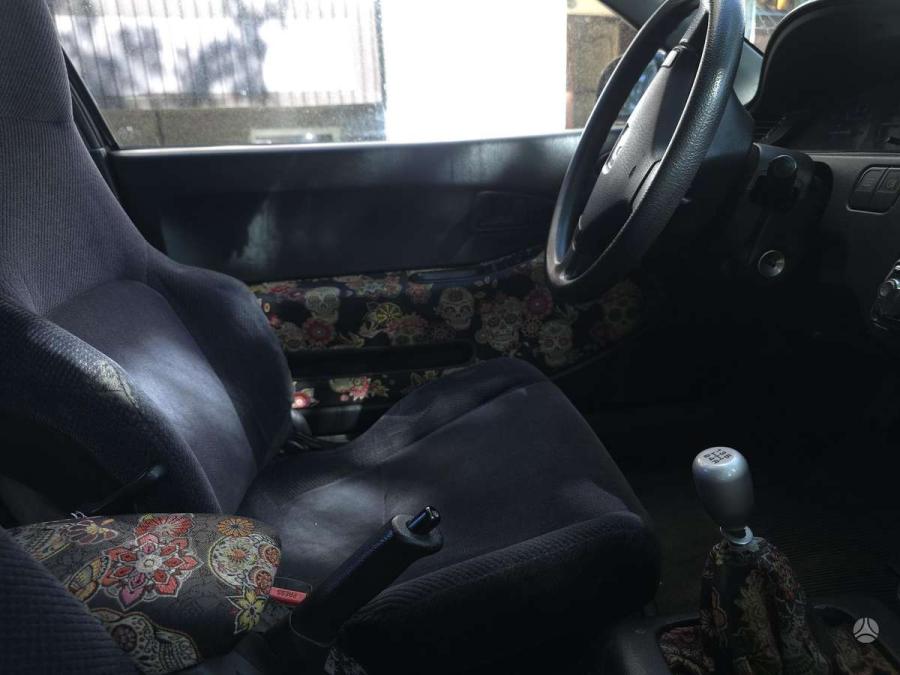 Black Honda Civic 1994 in Vilnius, with an engine capacity of 1.49 L and mileage of 277 thousand km for 3000 €, photo 3 on AUTOMOTO.COM.LV