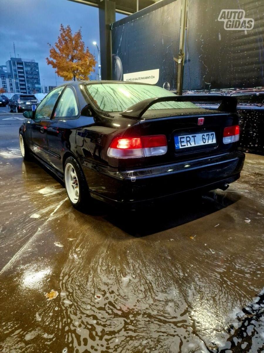 Black Honda Civic 1999 in Vilnius, with an engine capacity of 2.00 L and mileage of 288 thousand km for 15700 €, photo 7 on AUTOMOTO.COM.LV