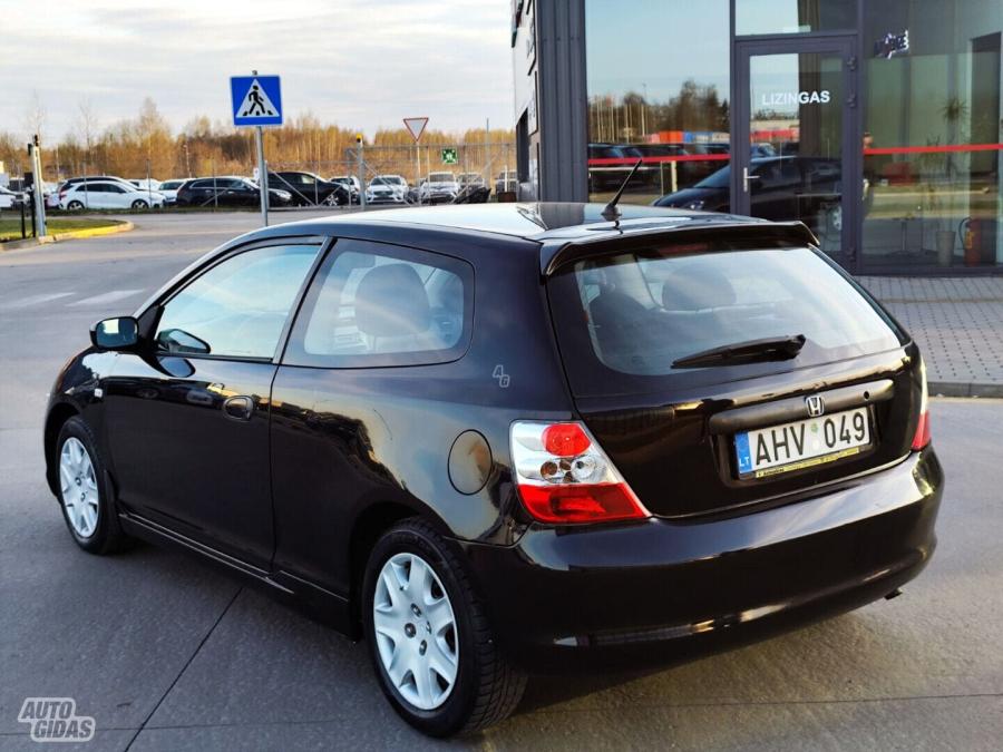 Black Honda Civic 2005 in Siauliai, with an engine capacity of 1.60 L and mileage of 290 thousand km for 1450 €, photo 6 on AUTOMOTO.COM.LV
