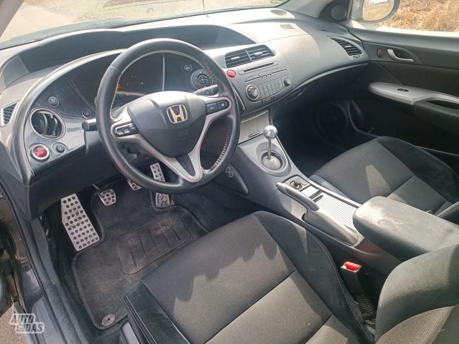 Black Honda Civic 2007 in Panevezys, with an engine capacity of 2.20 L and mileage of 385 thousand km for 1250 €, photo 7 on AUTOMOTO.COM.LV