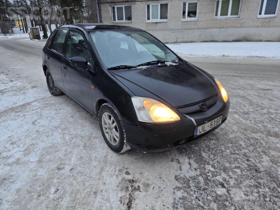 Black Honda Civic 2002 in Riga, with an engine capacity of 1.60 L and mileage of 358 thousand km for 1250 €, photo 1 on AUTOMOTO.COM.LV