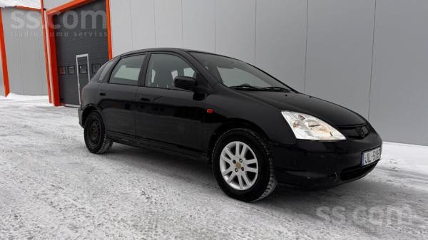 Black Honda Civic 2002 in Riga, with an engine capacity of 1.60 L and mileage of 358 thousand km for 1390 €, photo 3 on AUTOMOTO.COM.LV