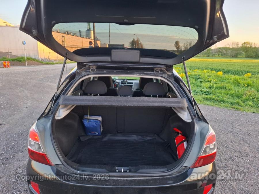 Black Honda Civic 2004 in Tallinn, with an engine capacity of 1.60 L and mileage of 184 thousand km for 500 €, photo 13 on AUTOMOTO.COM.LV