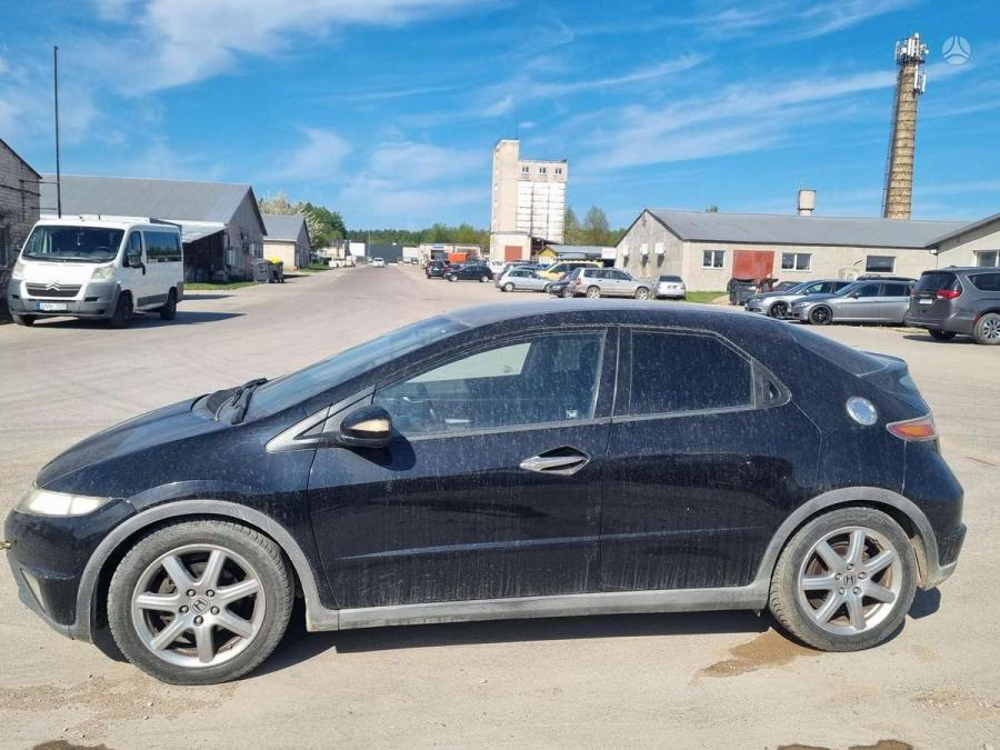 Melns Honda Civic 2005 Viļņa, ar dzinēja tilpumu 2.20 L un nobraukumu 241 tūkst. km par 1500 €, foto 3 vietnē AUTOMOTO.COM.LV