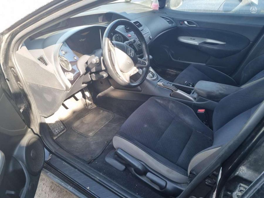 Melns Honda Civic 2005 Viļņa, ar dzinēja tilpumu 2.20 L un nobraukumu 241 tūkst. km par 1500 €, foto 5 vietnē AUTOMOTO.COM.LV