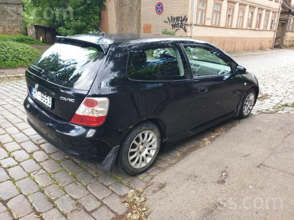Black Honda Civic 2005 in Riga, with an engine capacity of 1.60 L and mileage of 287 thousand km for 1000 €, photo 3 on AUTOMOTO.COM.LV