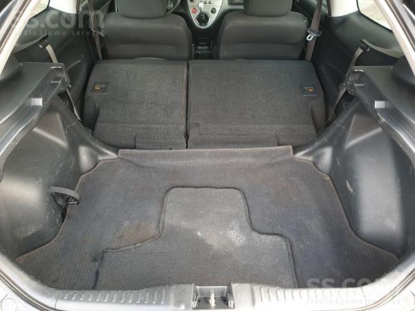 Black Honda Civic 2005 in Riga, with an engine capacity of 1.60 L and mileage of 287 thousand km for 1000 €, photo 8 on AUTOMOTO.COM.LV