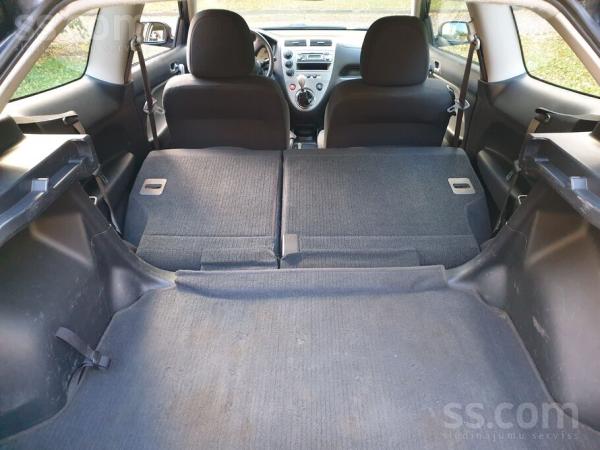 Black Honda Civic 2005 in Riga, with an engine capacity of 1.60 L and mileage of 287 thousand km for 850 €, photo 8 on AUTOMOTO.COM.LV