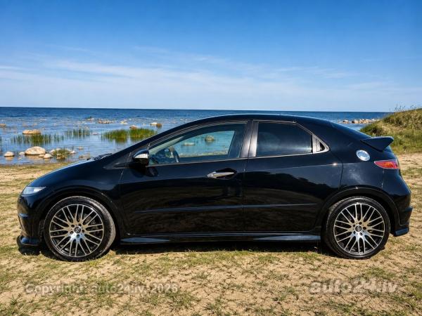 Black Honda Civic 2005 in Tallinn, with an engine capacity of 2.20 L and mileage of 323 thousand km for 4000 €, photo 6 on AUTOMOTO.COM.LV
