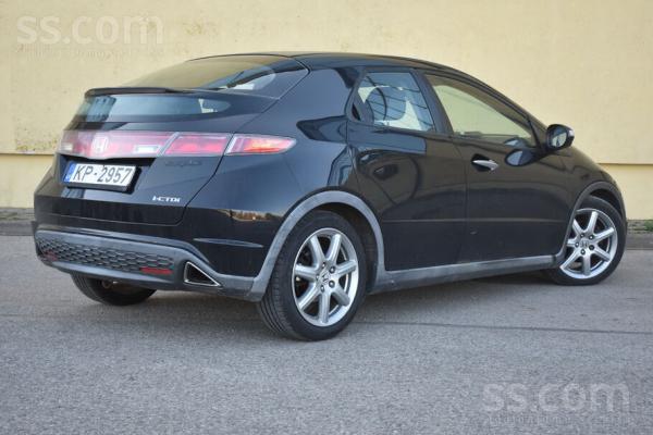 Black Honda Civic 2005 in Talsi, with an engine capacity of 2.20 L and mileage of 298 thousand km for 1900 €, photo 6 on AUTOMOTO.COM.LV