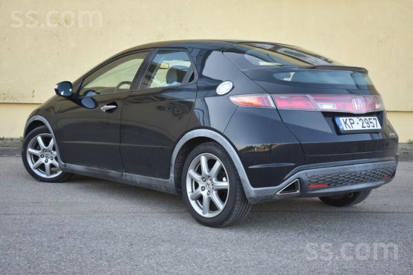 Melns Honda Civic 2005 Talsi, ar dzinēja tilpumu 2.20 L un nobraukumu 298 tūkst. km par 1500 €, foto 3 vietnē AUTOMOTO.COM.LV