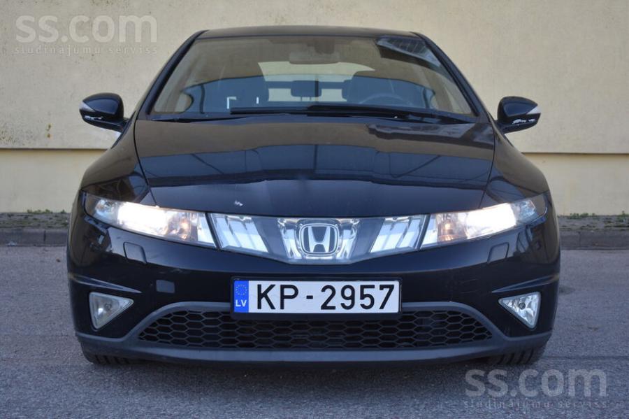 Black Honda Civic 2005 in Talsi, with an engine capacity of 2.20 L and mileage of 298 thousand km for 1500 €, photo 4 on AUTOMOTO.COM.LV