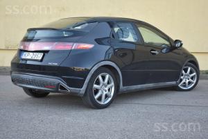Black Honda Civic 2005 in Talsi, with an engine capacity of 2.20 L and mileage of 298 thousand km for 1500 €, photo 6 on AUTOMOTO.COM.LV