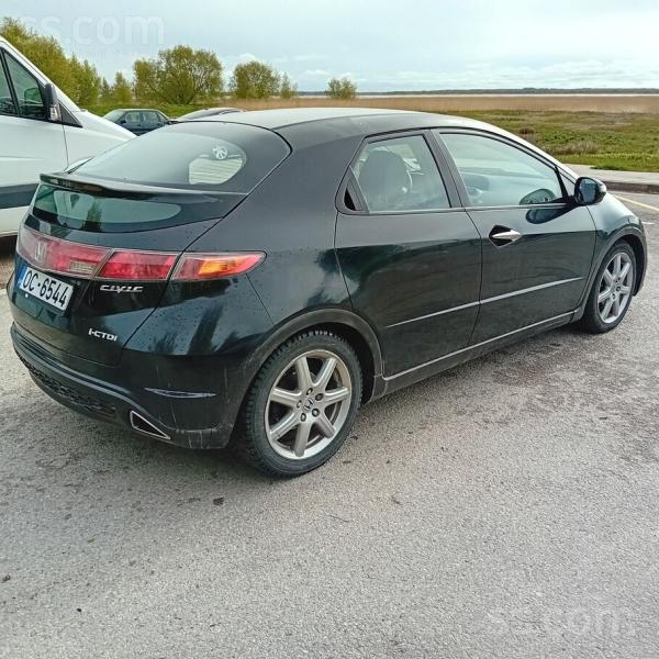 Melns Honda Civic 2006 Liepāja, ar dzinēja tilpumu 2.20 L un nobraukumu 244 tūkst. km par 2350 €, foto 5 vietnē AUTOMOTO.COM.LV