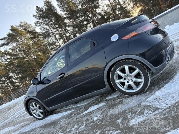 Melns Honda Civic 2006 Rīga, ar dzinēja tilpumu 2.20 L un nobraukumu 328 tūkst. km par 1950 €, foto 4 vietnē AUTOMOTO.COM.LV