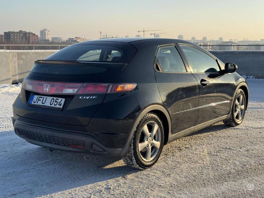 Melns Honda Civic 2006 Viļņa, ar dzinēja tilpumu 1.34 L un nobraukumu 258 tūkst. km par 1800 €, foto 3 vietnē AUTOMOTO.COM.LV