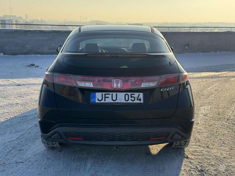 Melns Honda Civic 2006 Viļņa, ar dzinēja tilpumu 1.34 L un nobraukumu 258 tūkst. km par 1800 €, foto 6 vietnē AUTOMOTO.COM.LV