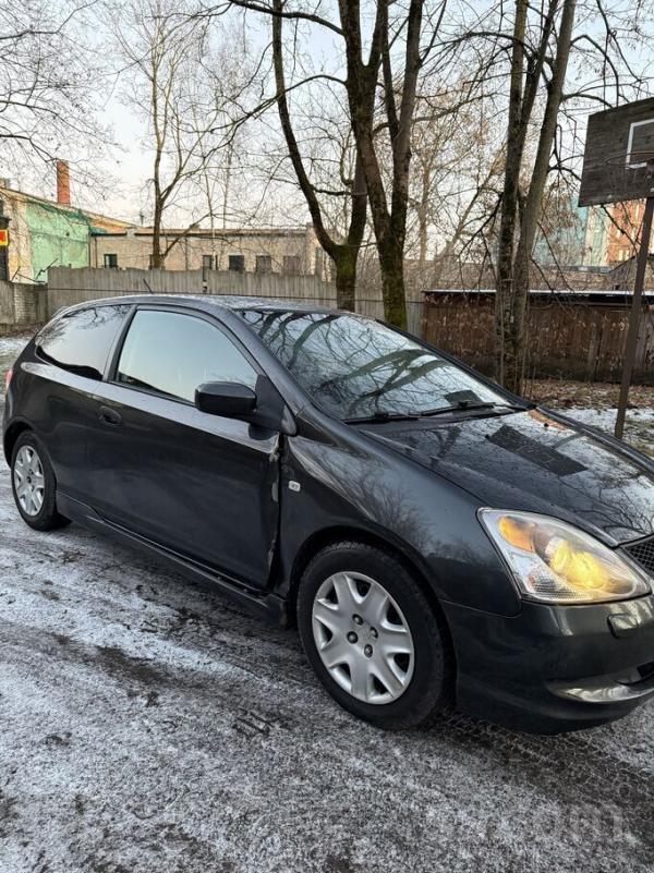 Black Honda Civic 2006 in Riga, with an engine capacity of 1.60 L and mileage of 174 thousand km for 1100 €, photo 4 on AUTOMOTO.COM.LV