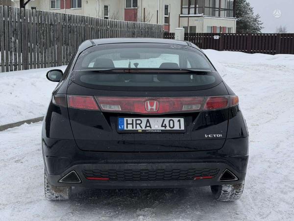 Melns Honda Civic 2006 Viļņa, ar dzinēja tilpumu 2.20 L un nobraukumu 350 tūkst. km par 1400 €, foto 6 vietnē AUTOMOTO.COM.LV