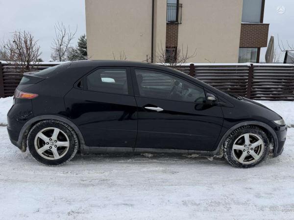 Melns Honda Civic 2006 Viļņa, ar dzinēja tilpumu 2.20 L un nobraukumu 350 tūkst. km par 1400 €, foto 9 vietnē AUTOMOTO.COM.LV