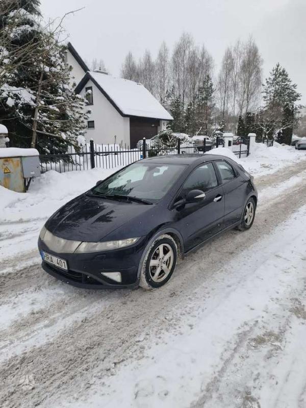 Black Honda Civic 2006 in Vilnius, with an engine capacity of 2.20 L and mileage of 310 thousand km for 1800 €, photo 1 on AUTOMOTO.COM.LV