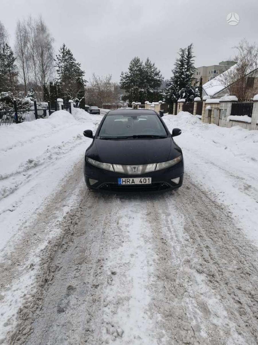 Black Honda Civic 2006 in Vilnius, with an engine capacity of 2.20 L and mileage of 310 thousand km for 1800 €, photo 3 on AUTOMOTO.COM.LV