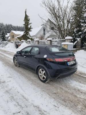 Black Honda Civic 2006 in Vilnius, with an engine capacity of 2.20 L and mileage of 310 thousand km for 1800 €, photo 5 on AUTOMOTO.COM.LV