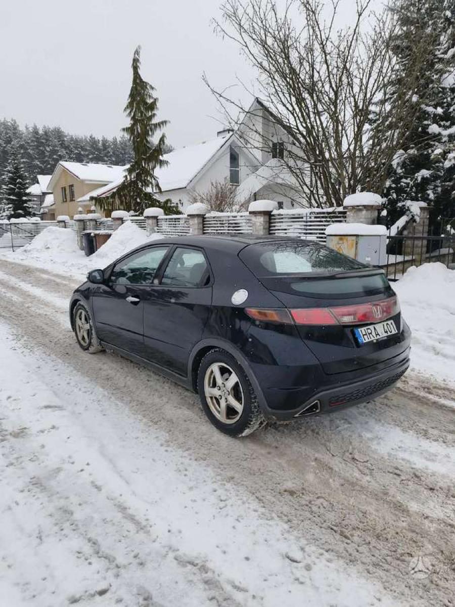 Black Honda Civic 2006 in Vilnius, with an engine capacity of 2.20 L and mileage of 310 thousand km for 1800 €, photo 5 on AUTOMOTO.COM.LV