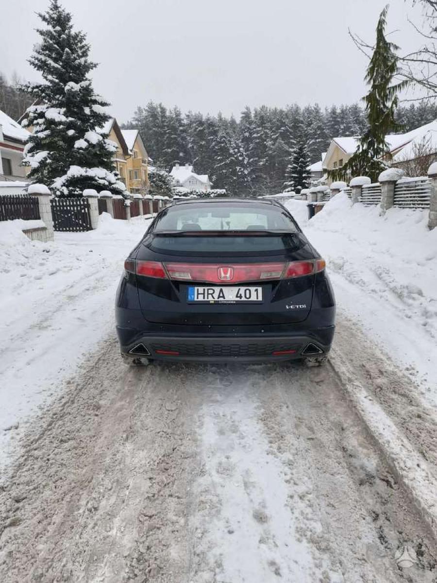 Black Honda Civic 2006 in Vilnius, with an engine capacity of 2.20 L and mileage of 310 thousand km for 1800 €, photo 6 on AUTOMOTO.COM.LV