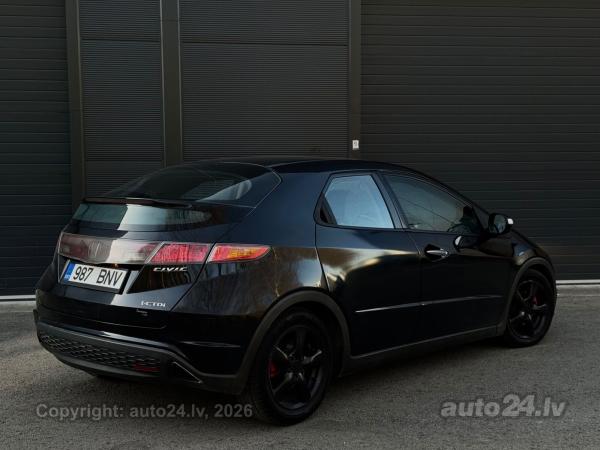 Black Honda Civic 2006 in Tallinn, with an engine capacity of 2.20 L and mileage of 274 thousand km for 2099 €, photo 4 on AUTOMOTO.COM.LV