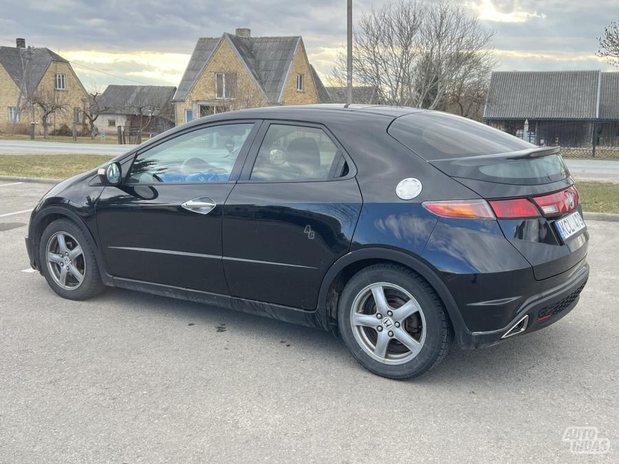 Black Honda Civic 2006 in Kelme, with an engine capacity of 2.20 L and mileage of 376 thousand km for 1350 €, photo 9 on AUTOMOTO.COM.LV