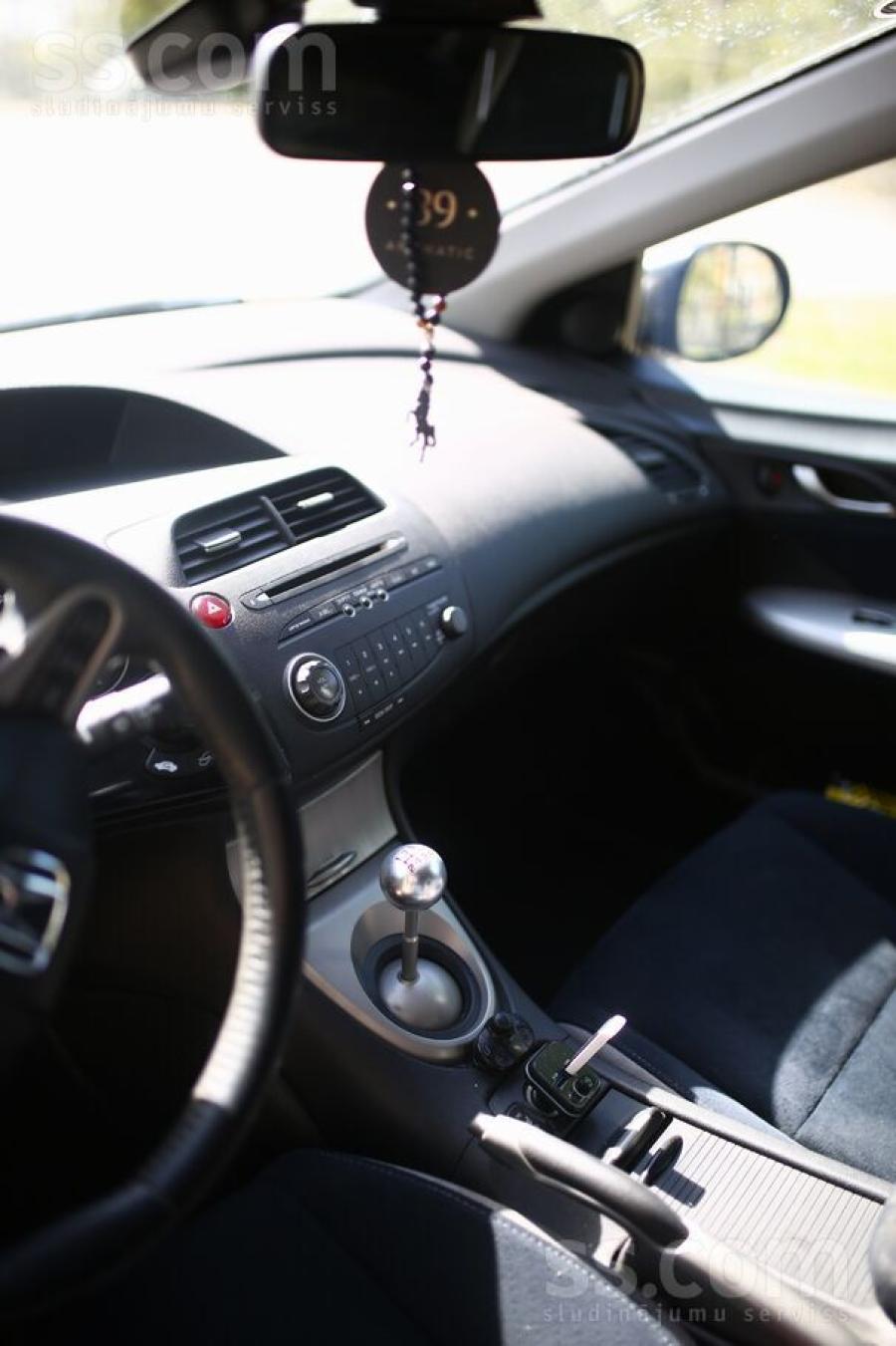 Melns Honda Civic 2006 Rīga, ar dzinēja tilpumu 1.80 L un nobraukumu 127 tūkst. km par 2900 €, foto 6 vietnē AUTOMOTO.COM.LV