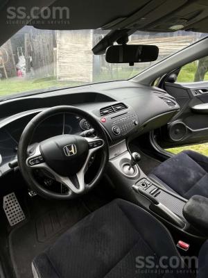 Black Honda Civic 2006 in Daugavpils, with an engine capacity of 2.20 L and mileage of 278 thousand km for 1400 €, photo 5 on AUTOMOTO.COM.LV